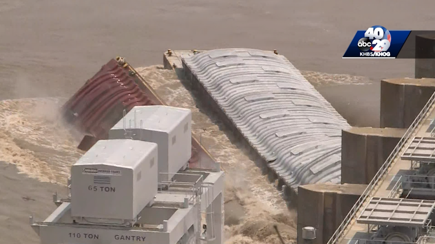 Video shows moment 2 loose barges crash into dam
