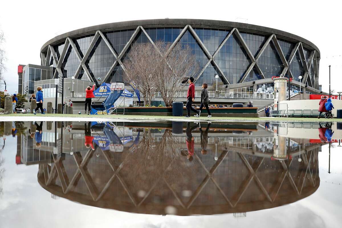 The first game at Oracle Arena was 53 minutes late because the stadium ...