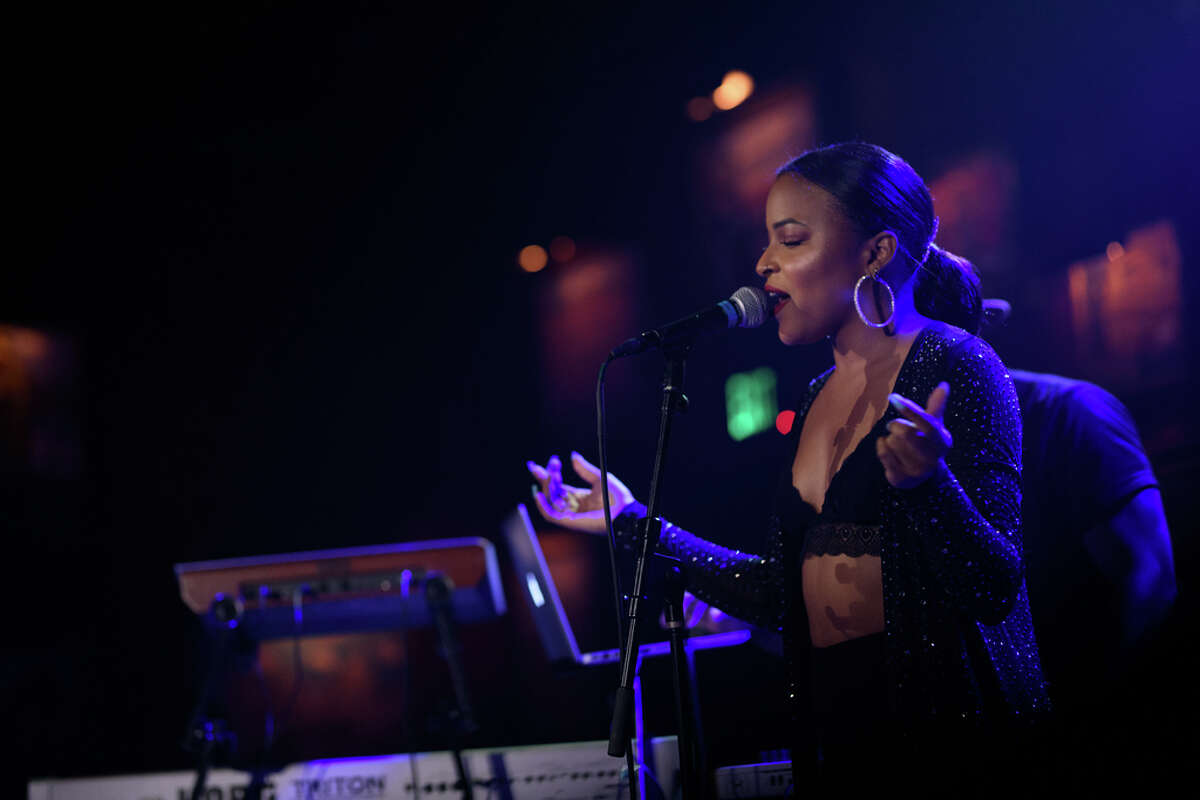 Vocal powerhouse, Ari Lennox wows Houston fans