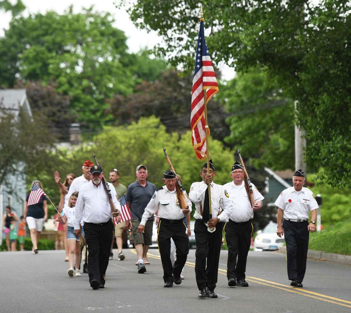 Gov. Lamont thanks veterans at Glenville Memorial Day Parade