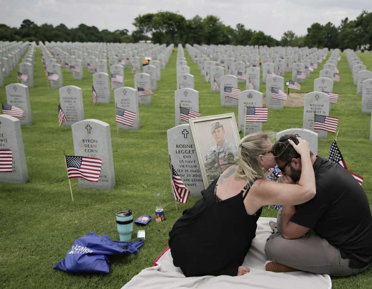 Houstonians pay tribute to fallen heroes on Memorial Day at Houston VA ...