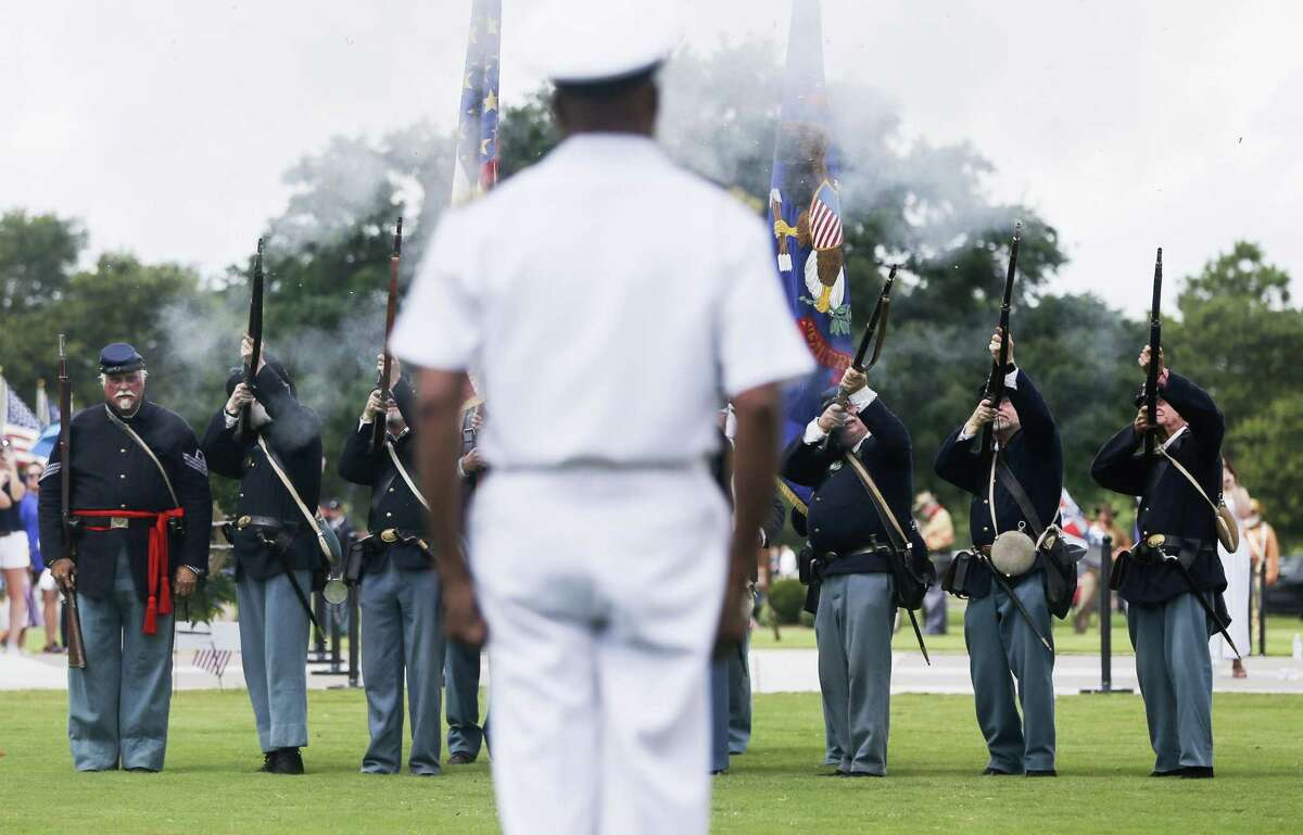 Houstonians pay tribute to fallen heroes on Memorial Day at Houston VA ...