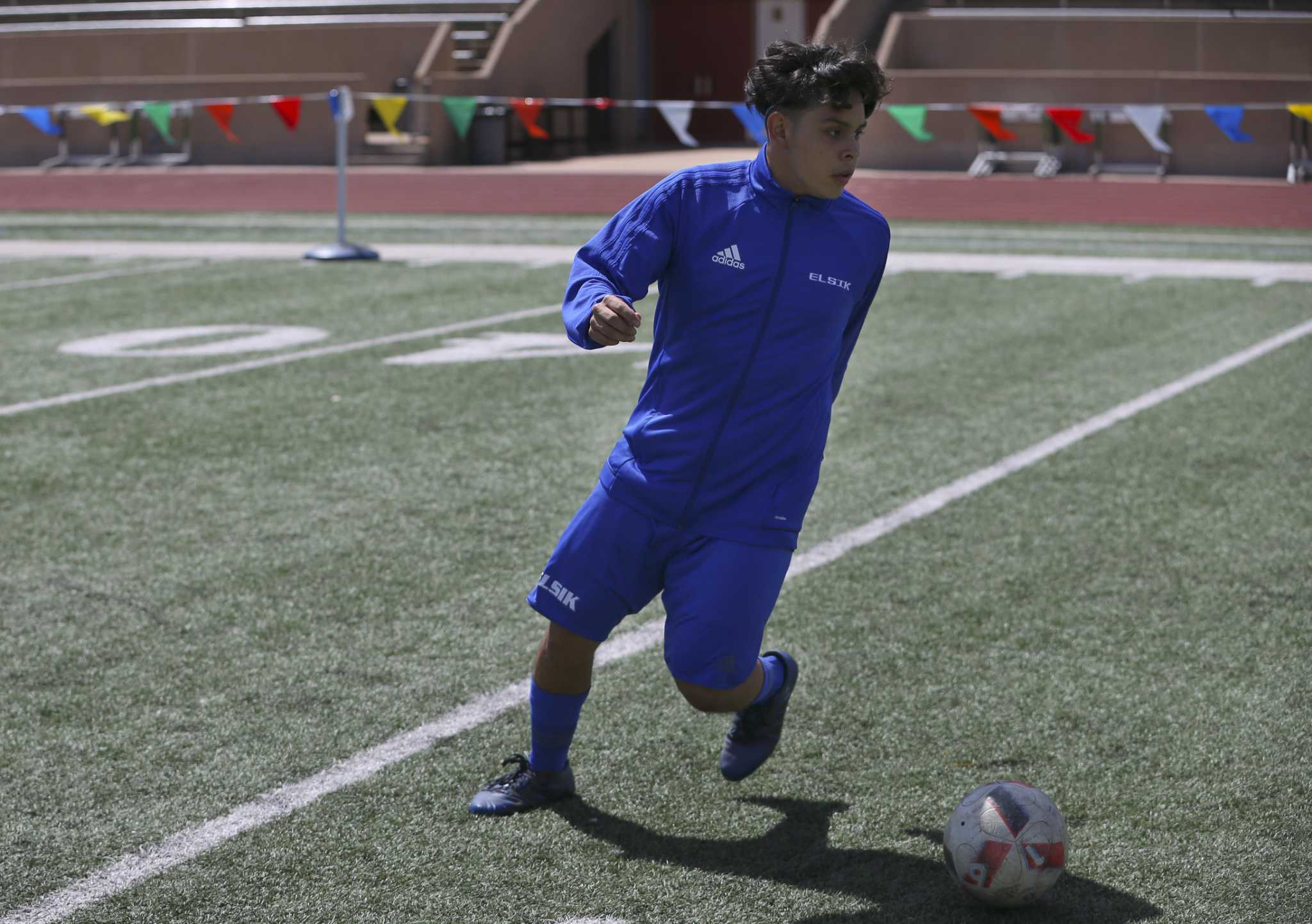 Elsik boys soccer thrives in postseason honors