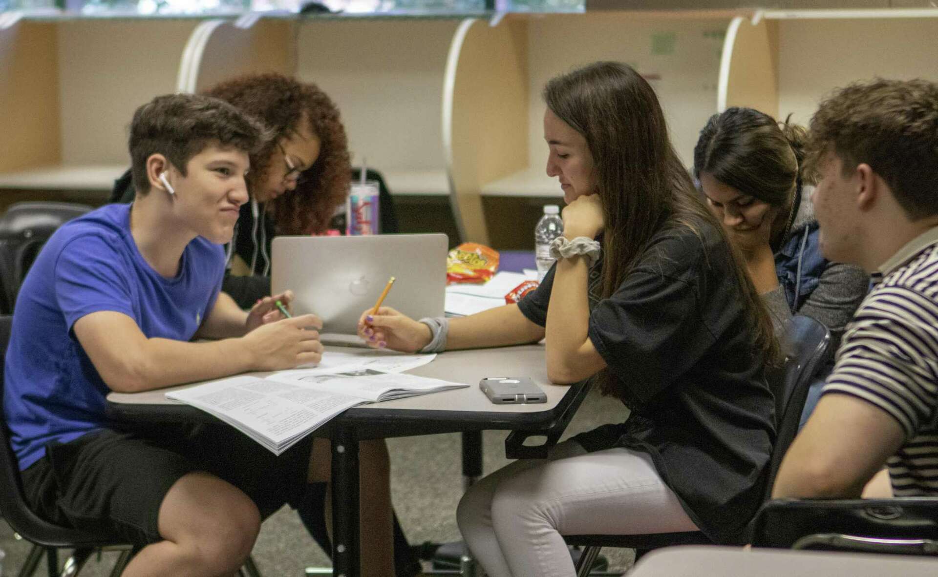 iSchool High lets students earn diploma, associates degree together