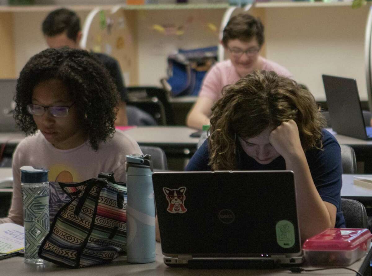 iSchool High lets students earn diploma, associates degree together