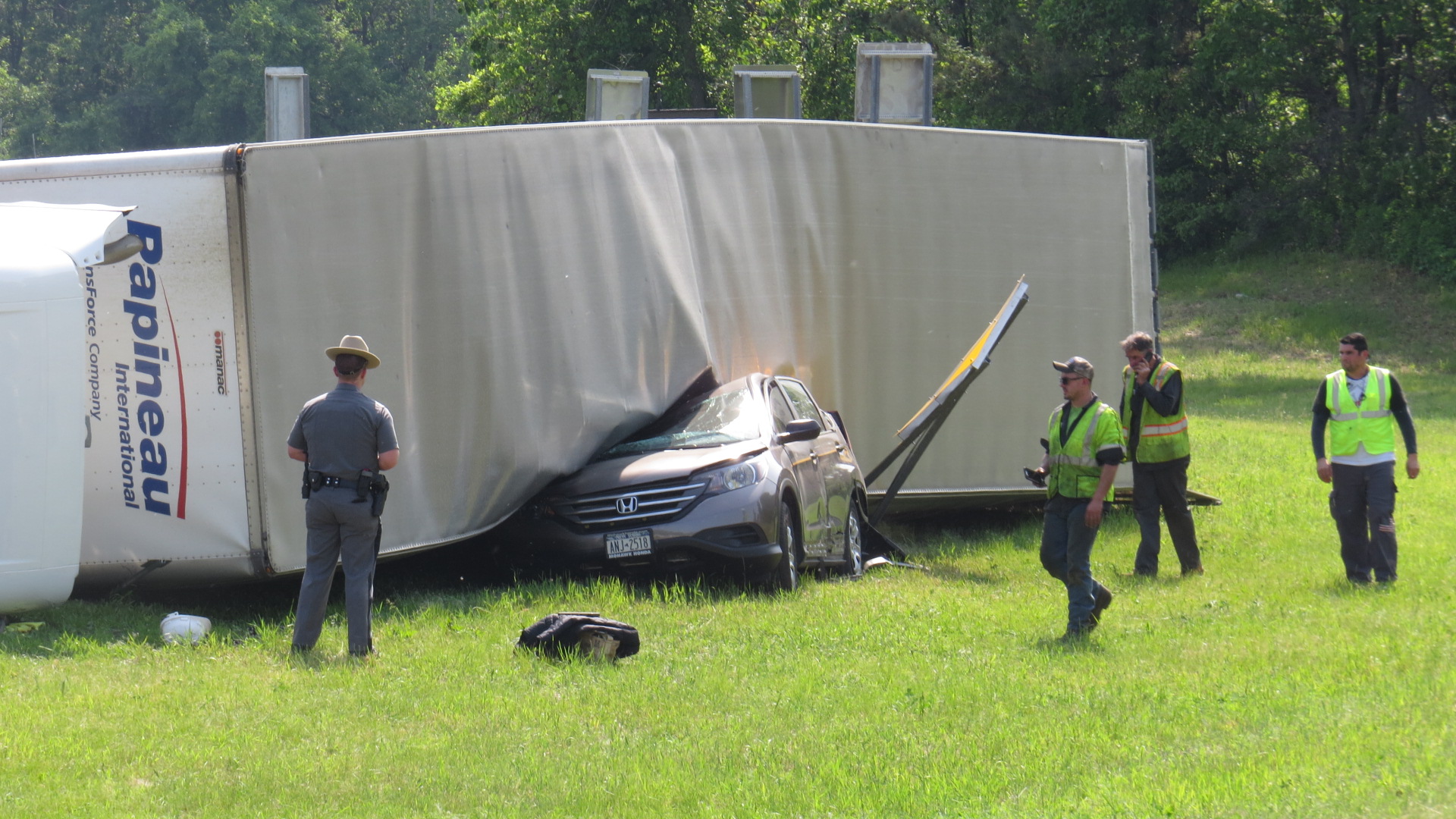 Car, truck collide on Thruway