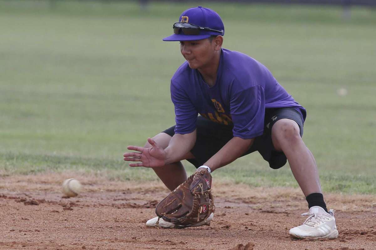 D’Hanis in search of good signs at state