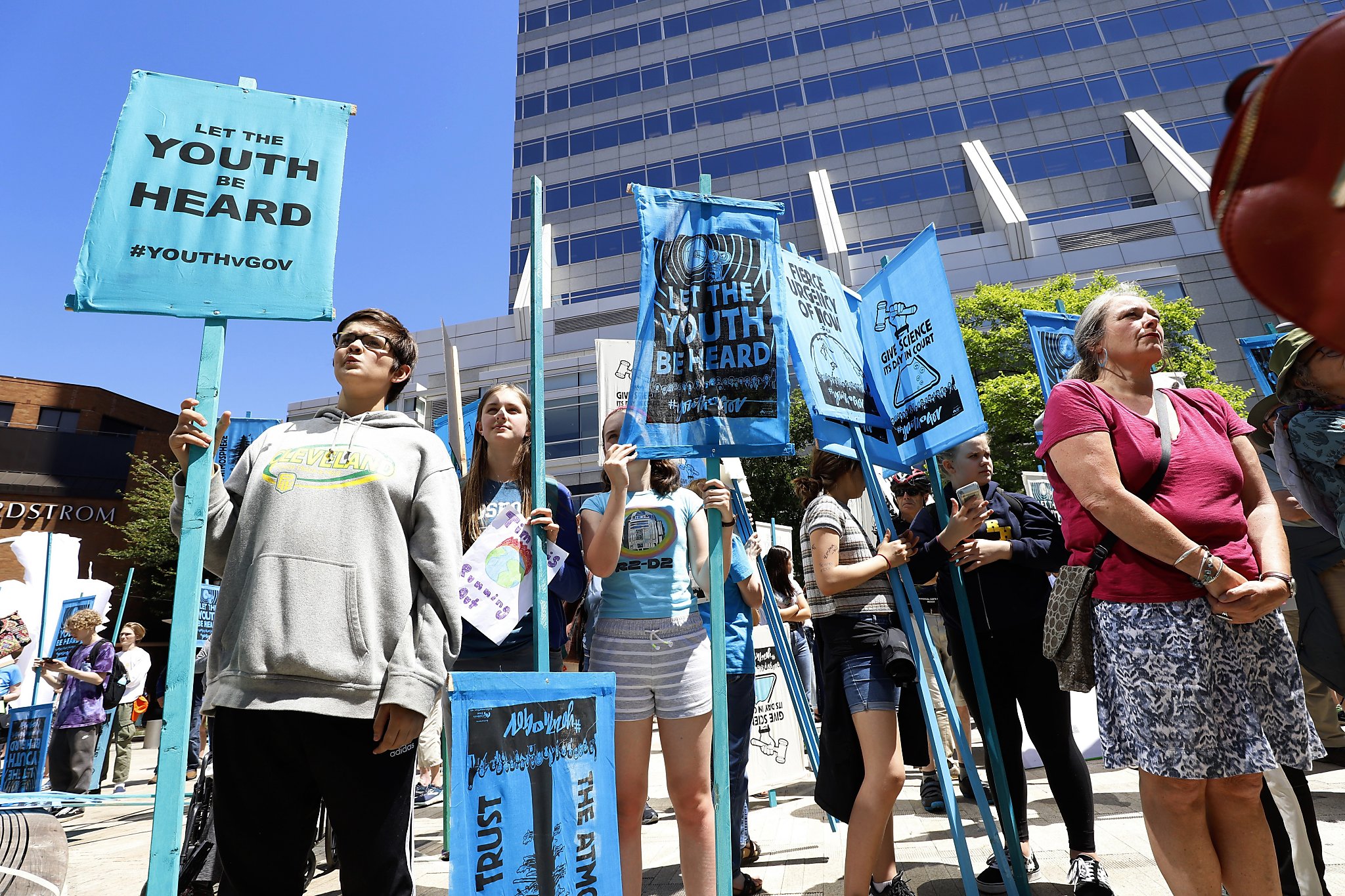 Young people suing government over climate change try to move suit forward