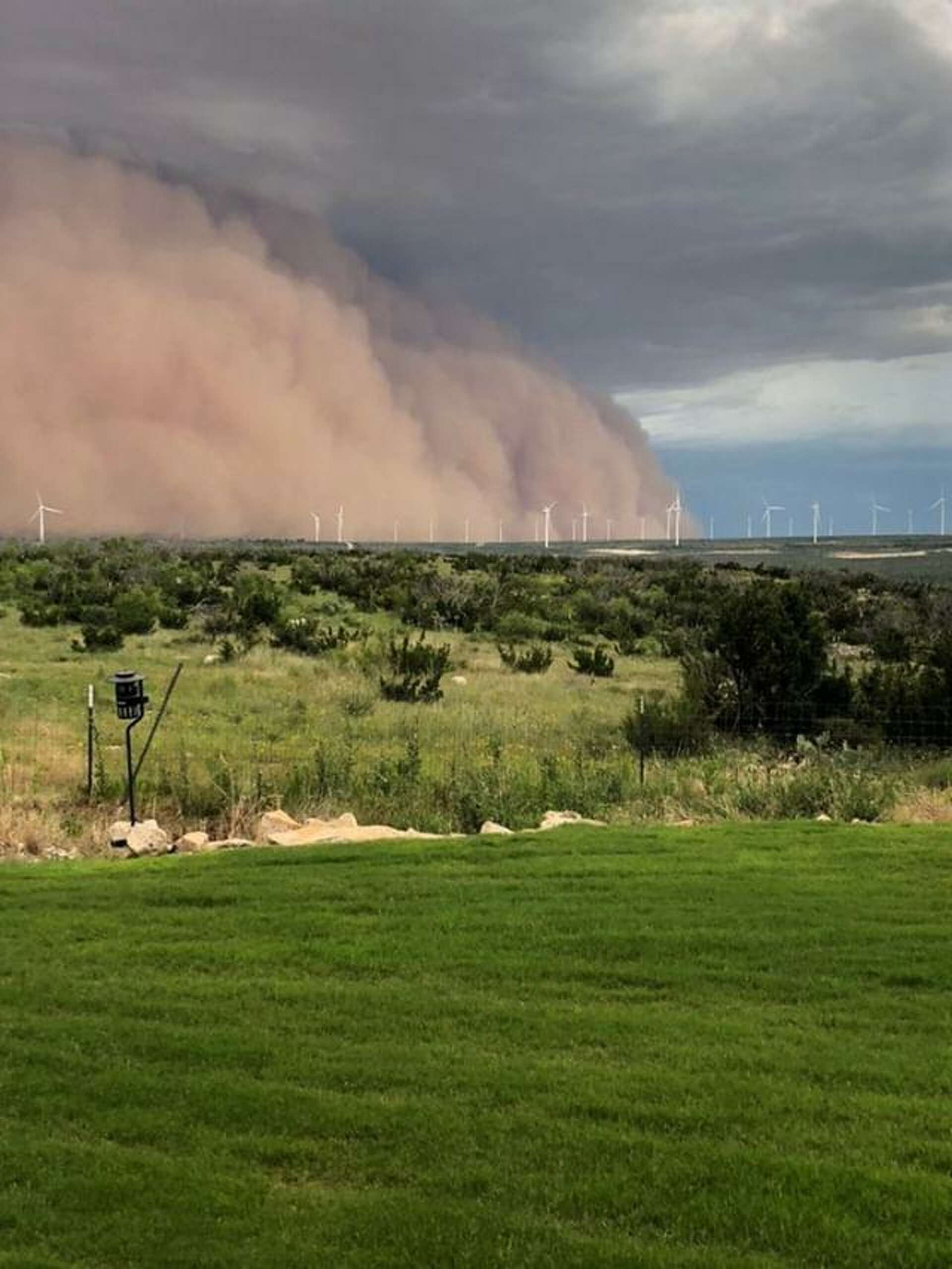 Strong winds kick up dust storm in parts of West Texas