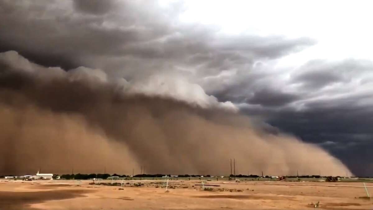 Videos capture 'wall of dust' rolling through Texas