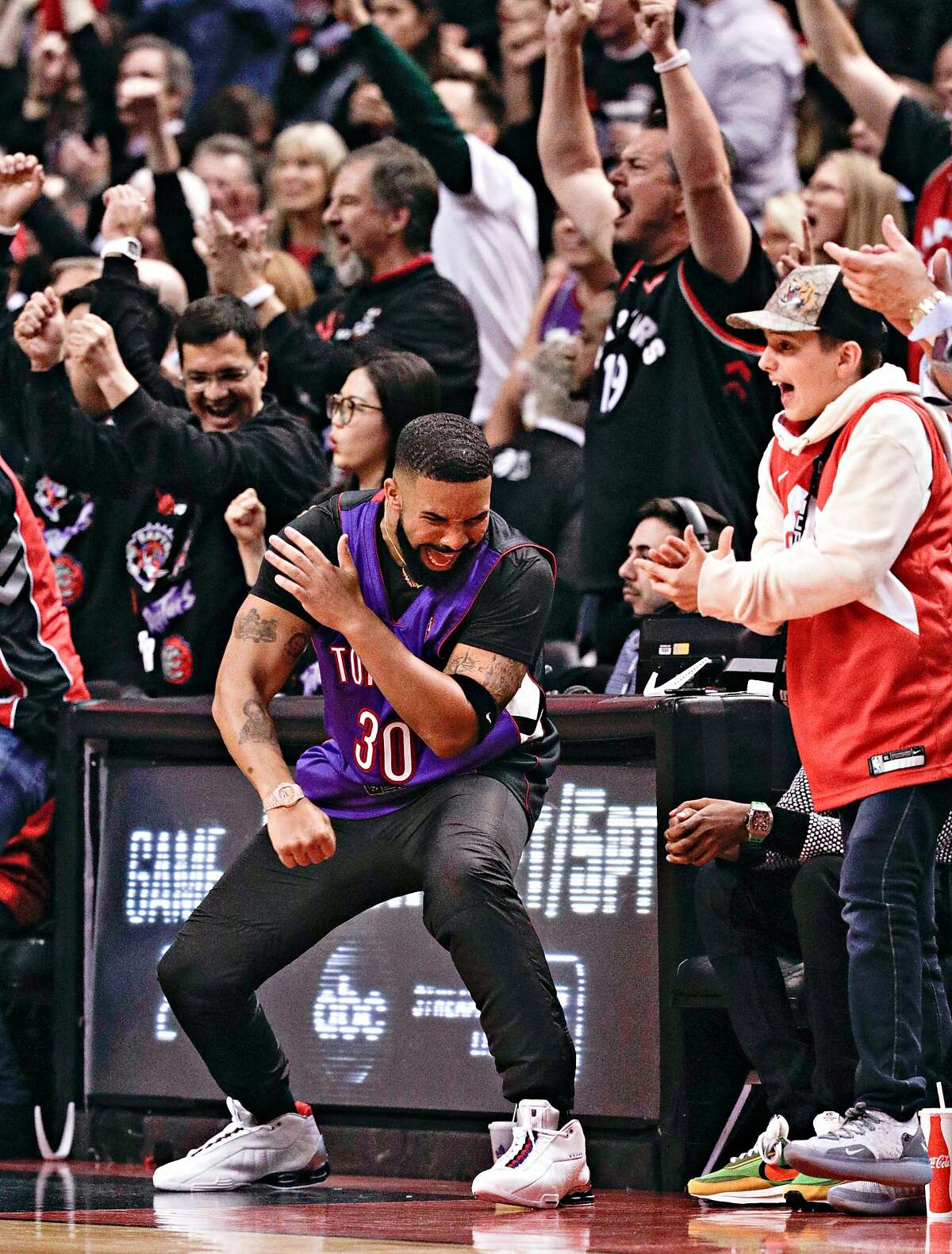 Warriors fans use Drake's lyrics against him on Toronto billboard