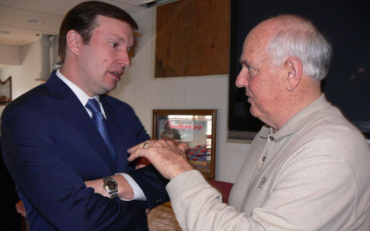 U.S. senator visits with Shelton community leaders at local vets post