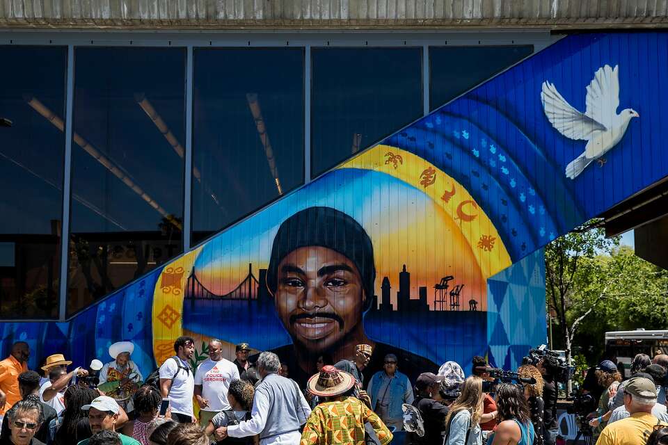 Mural of Oscar Grant unveiled at BART station where he died a decade ago