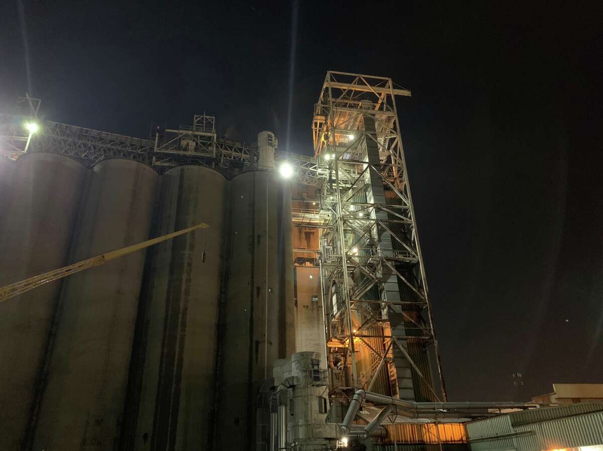 Channelview grain silo fire sends 4 firefighters to hospital, blaze ...