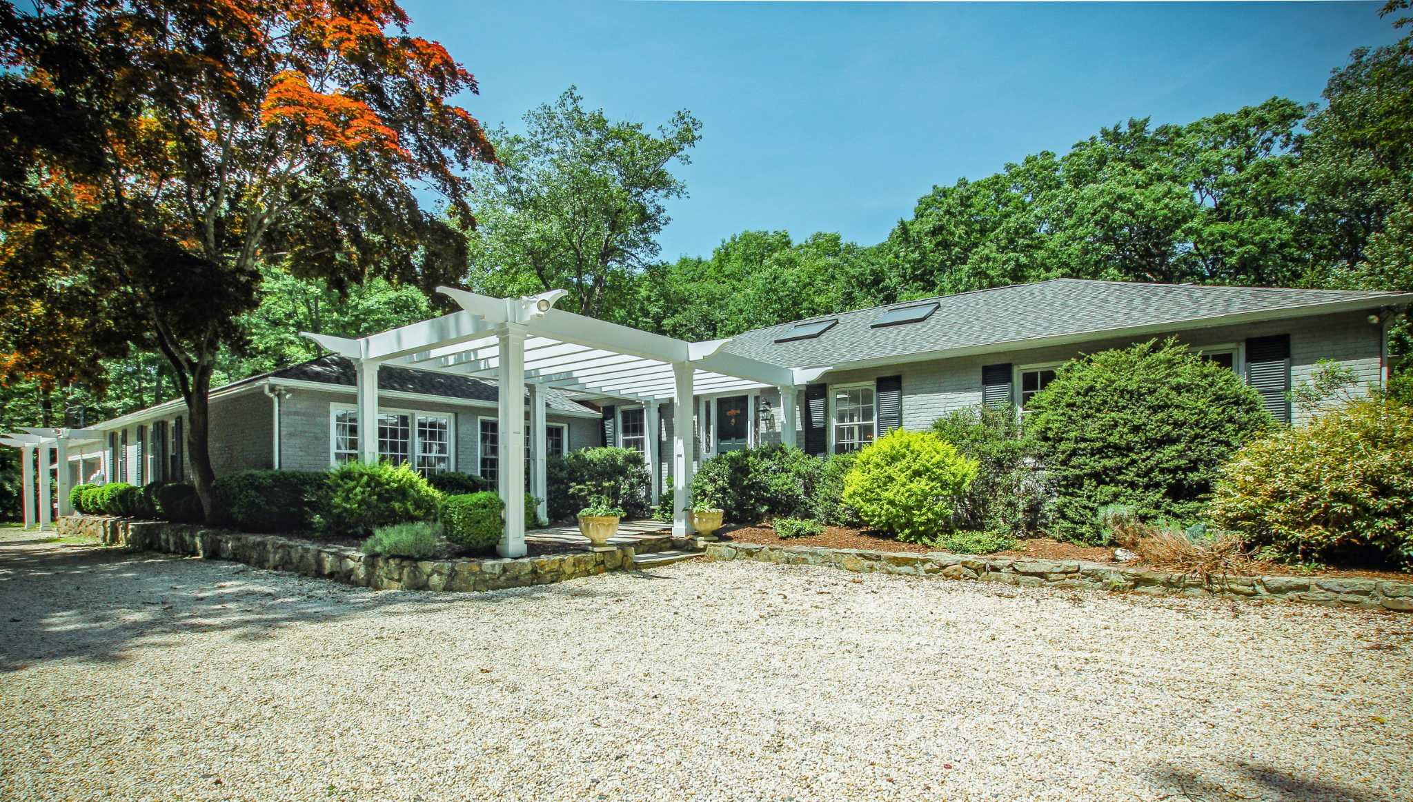 On the Market / Ranch-style home with river access