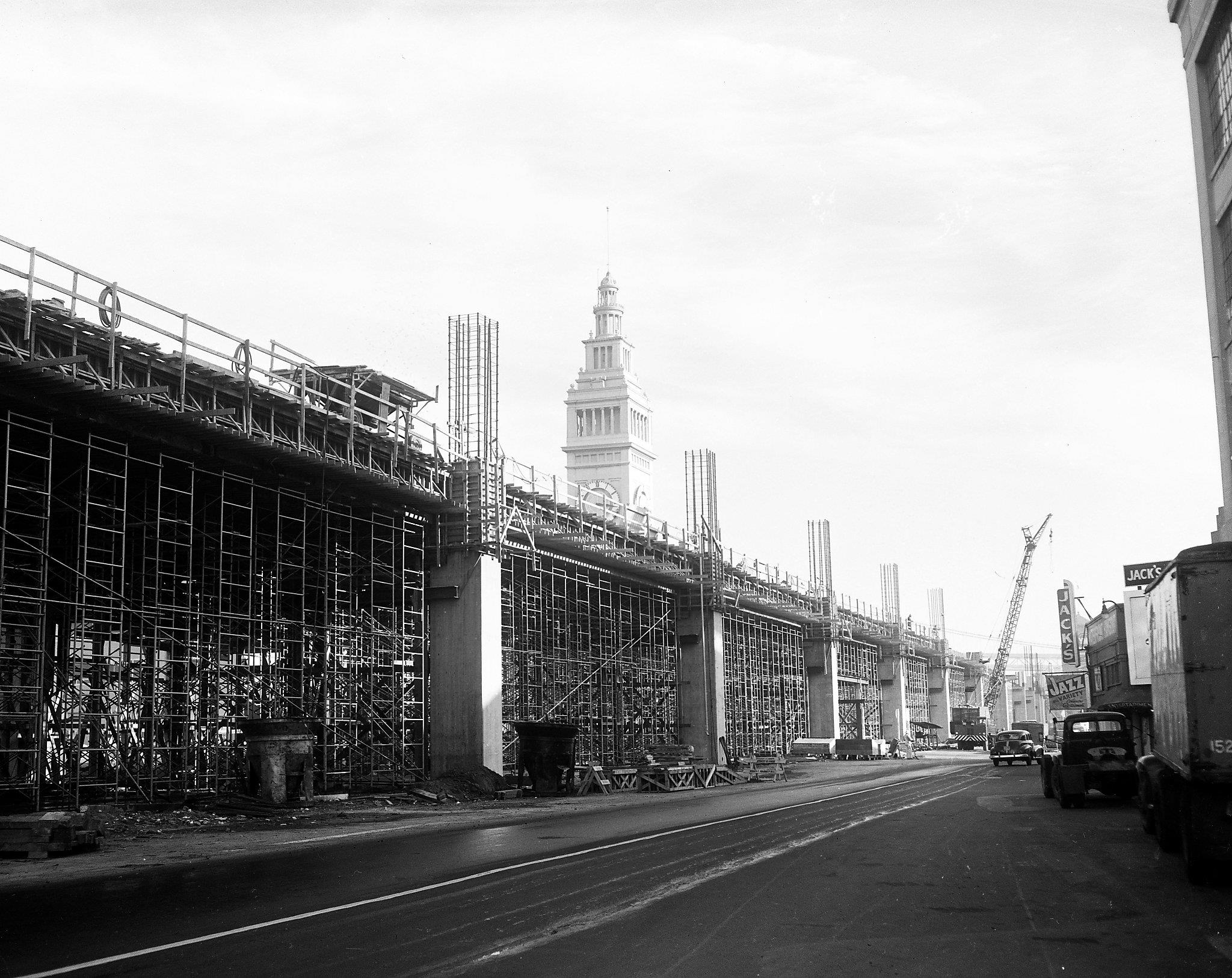 1958 photos of the Embarcadero Freeway: A double-decker mistake rises