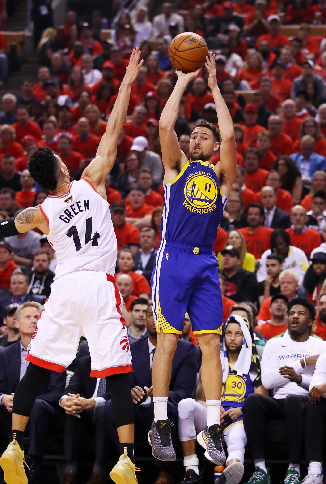 Thompson remains with Warriors