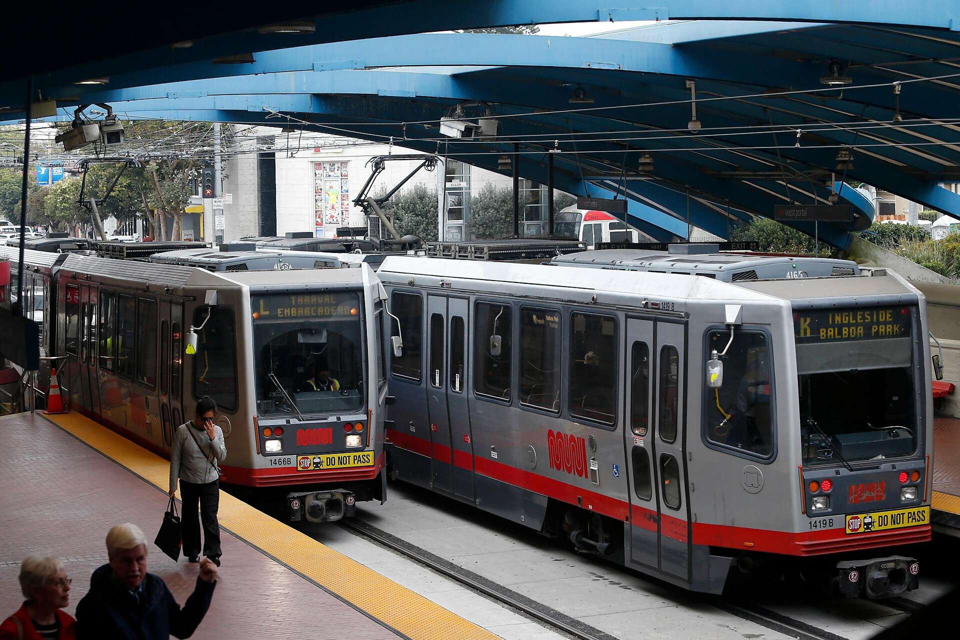 Stalled Muni train disrupts morning commute in San Francisco