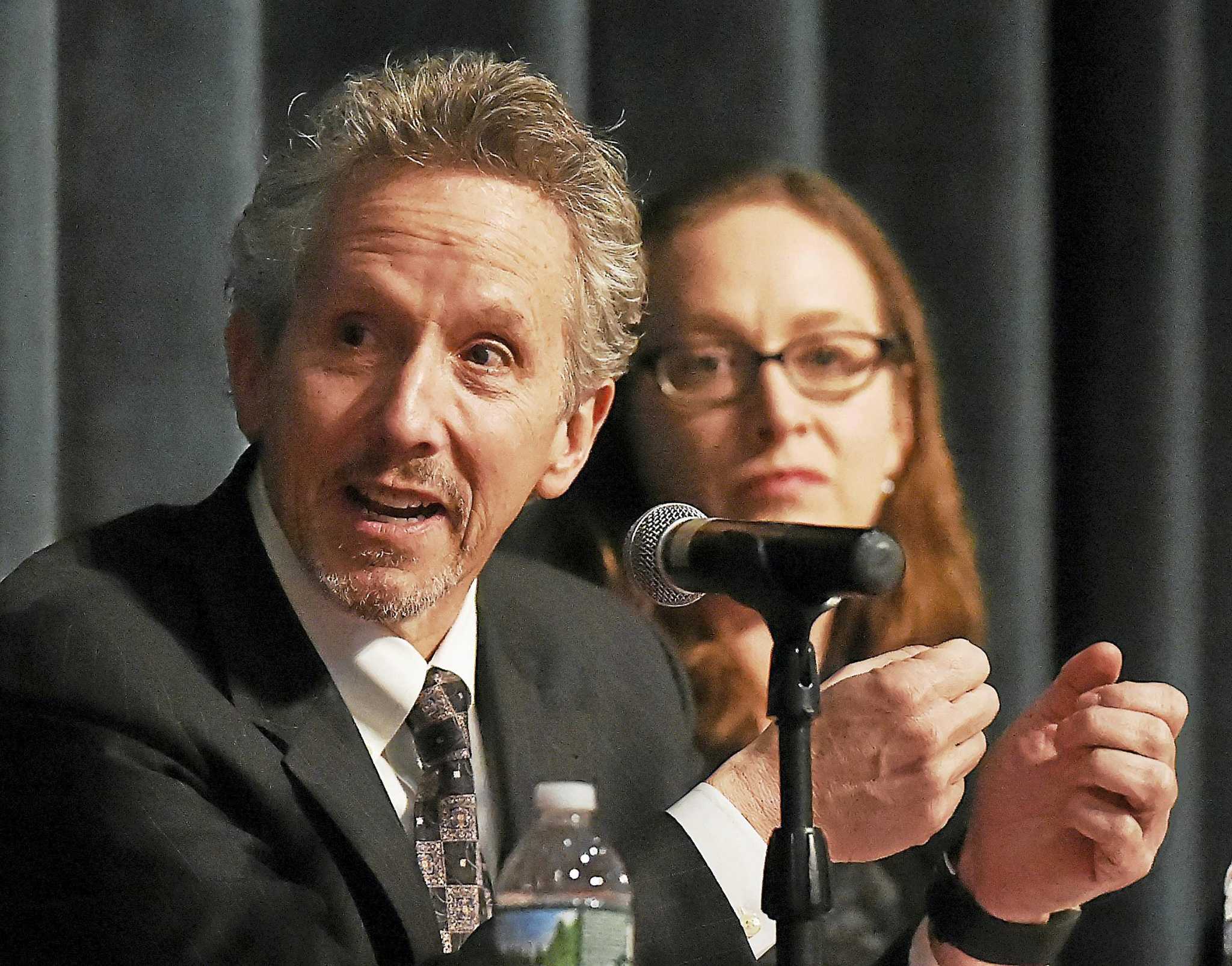 Hamden superintendent gets backing from BOE for another year