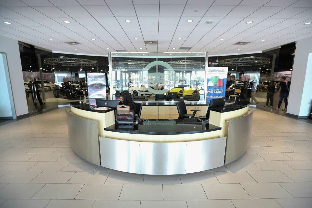 Nation’s largest Nissan dealership woos buyers with amenities
