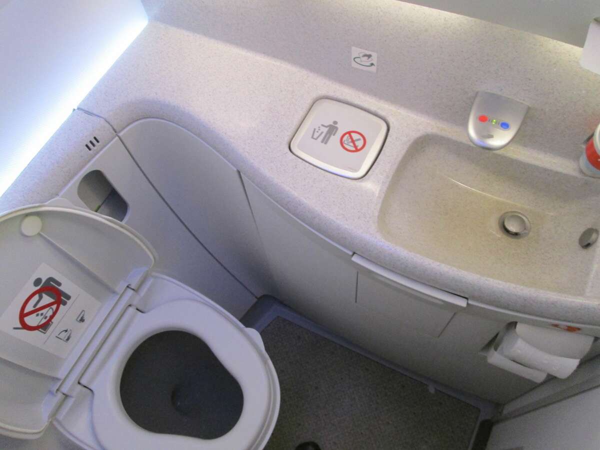 Review: Norwegian Air Dreamliner, Oakland to Rome