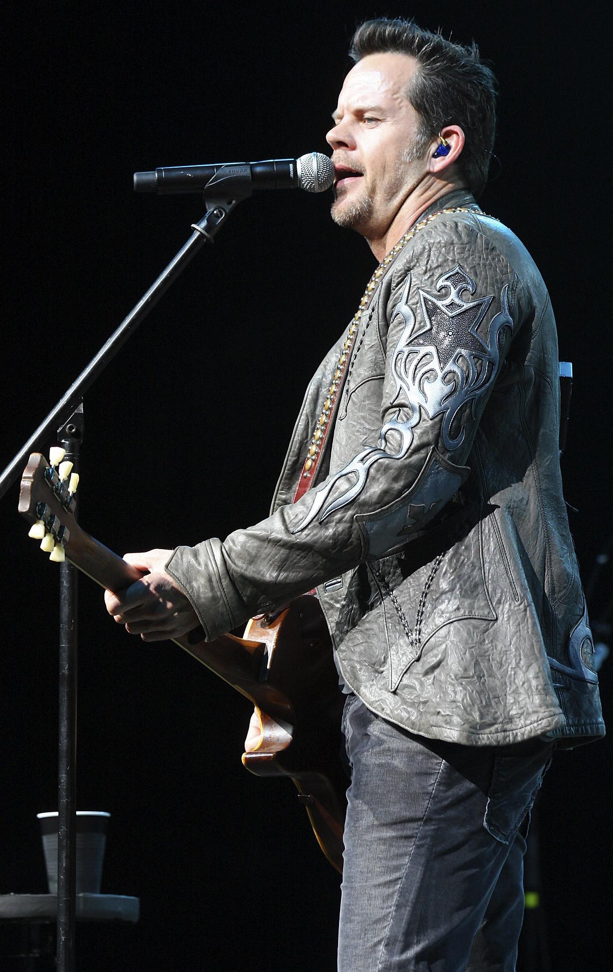Gary Allan wants to mess us up