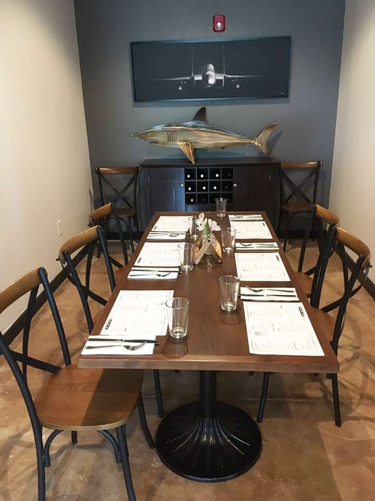 Sprawling new seafood grill restaurant Mako’s on the Creek makes its ...