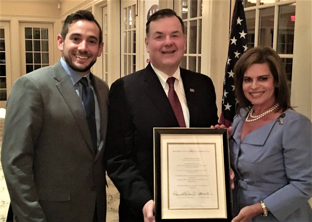 Republicans honors Frey at Reagan dinner