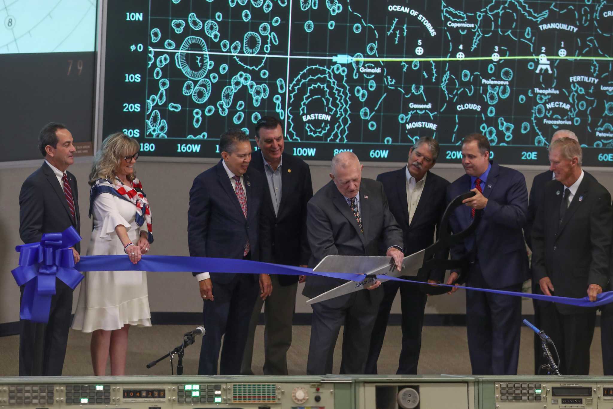 ‘Historically accurate’: Renovated Apollo-era Mission Control stays ...