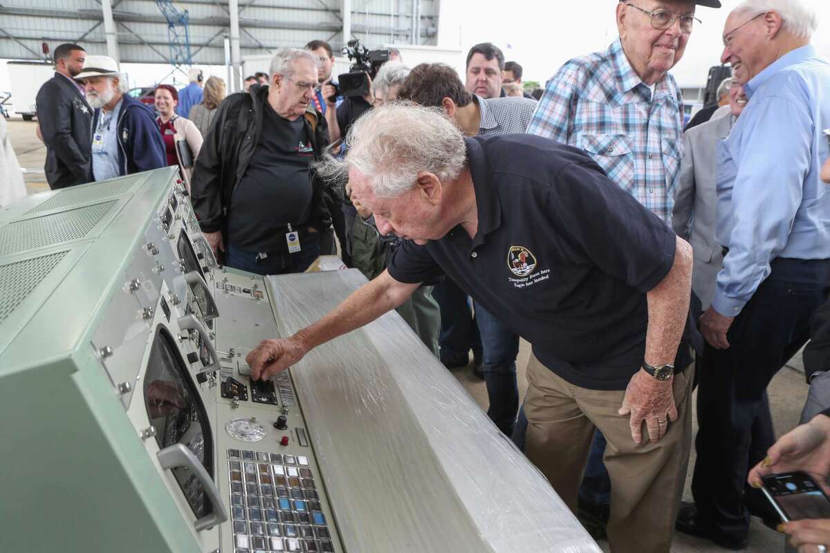 ‘Historically accurate’: Renovated Apollo-era Mission Control stays ...