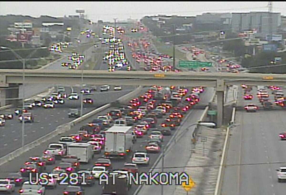 Traffic flowing on US 281 after major wreck