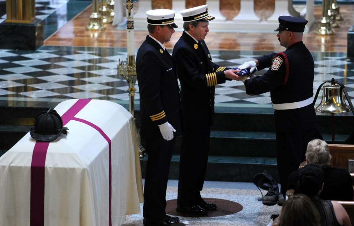 Thousands mourn 'super hero' Lt. Velasquez