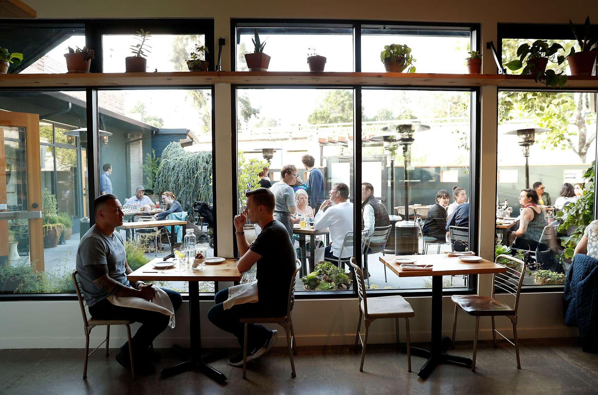 With Top Hatters, San Leandro rocks a destination restaurant