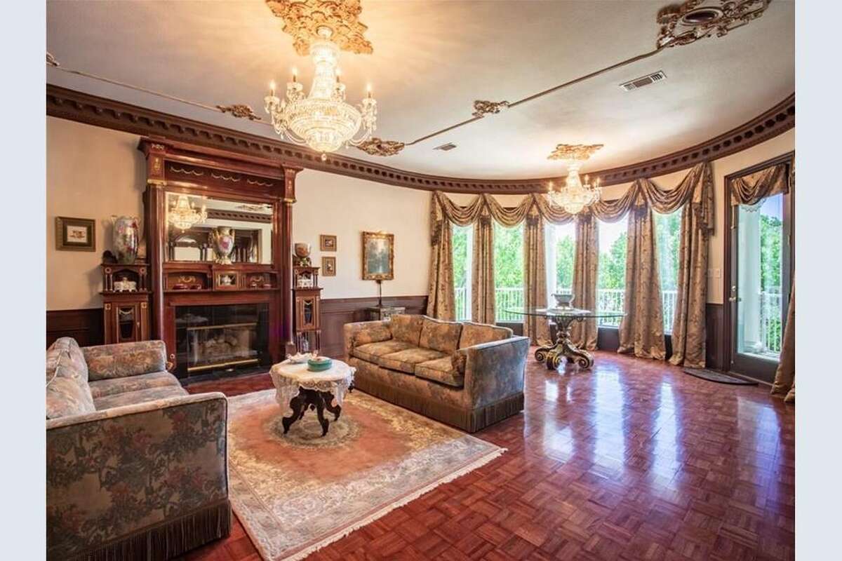 Home on the property of legendary Texas mobster hits market for $3.7 ...
