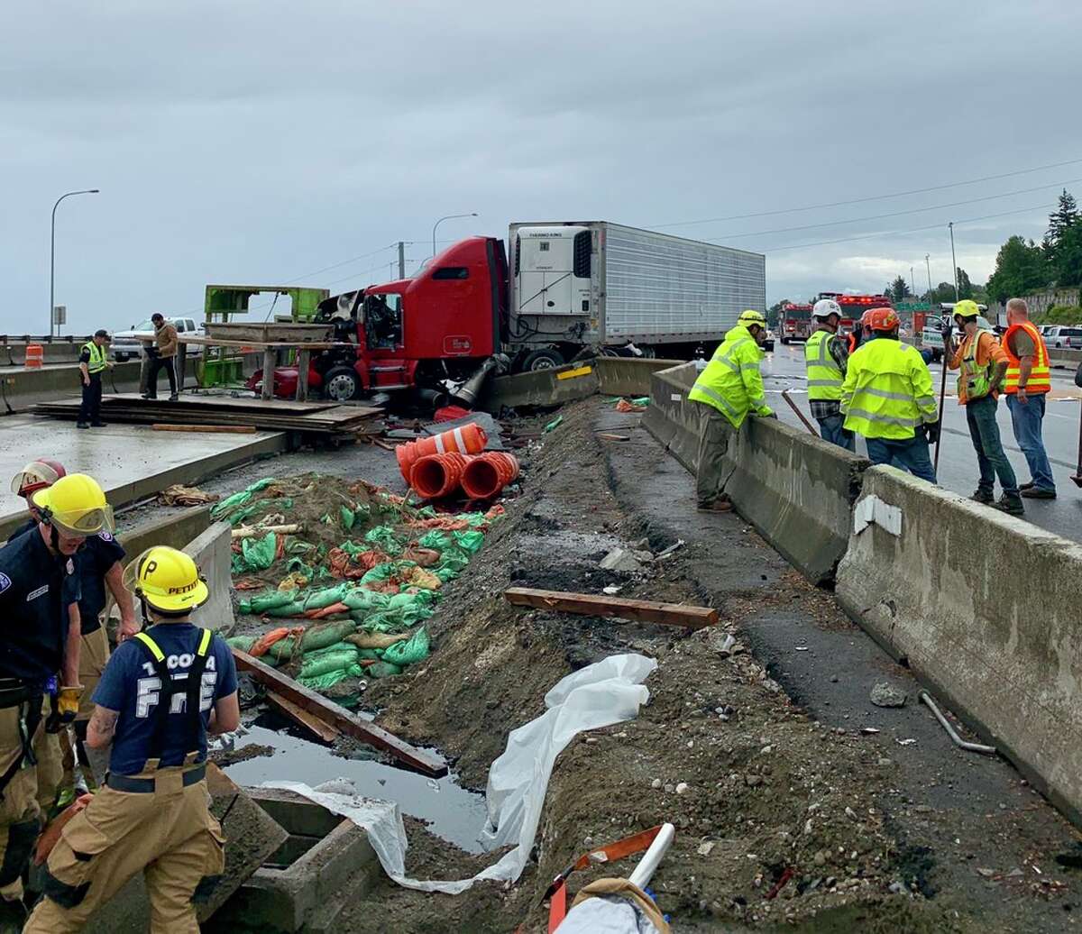 SB lanes of I-5 closed in Tacoma after tractor-trailer crash