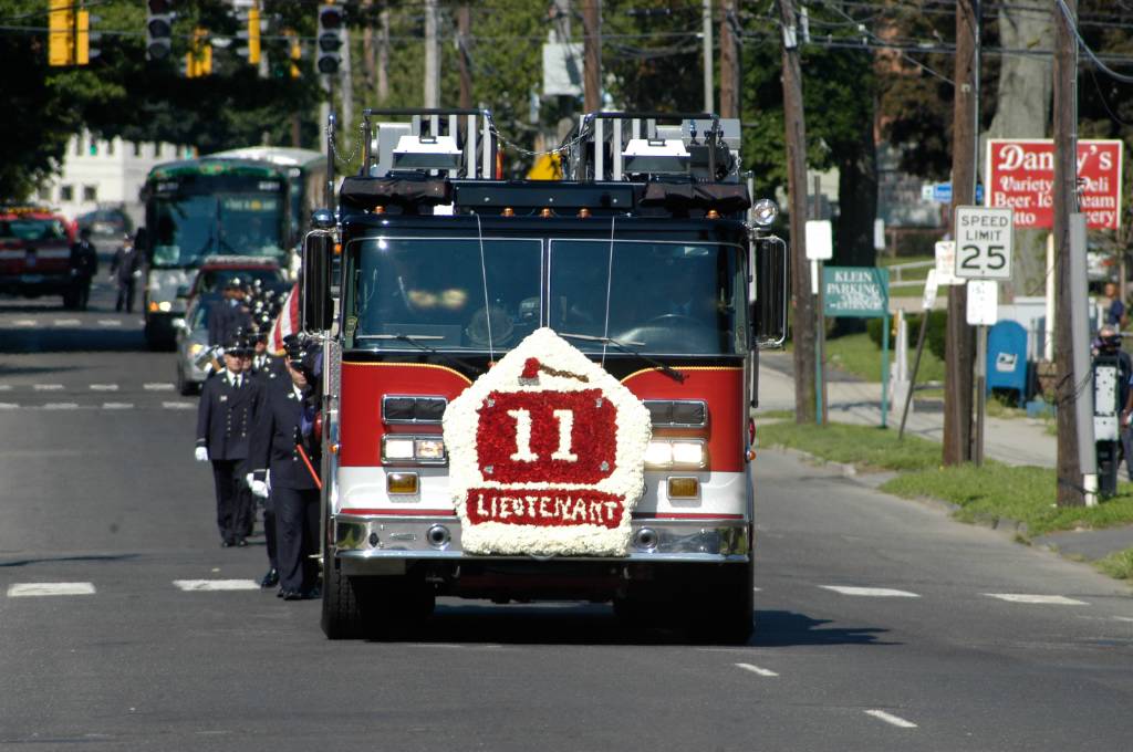 Thousands mourn 'super hero' Lt. Velasquez