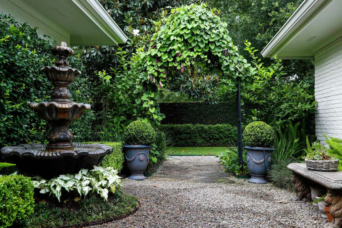 A Houston garden that’s a year-round escape, even in summer
