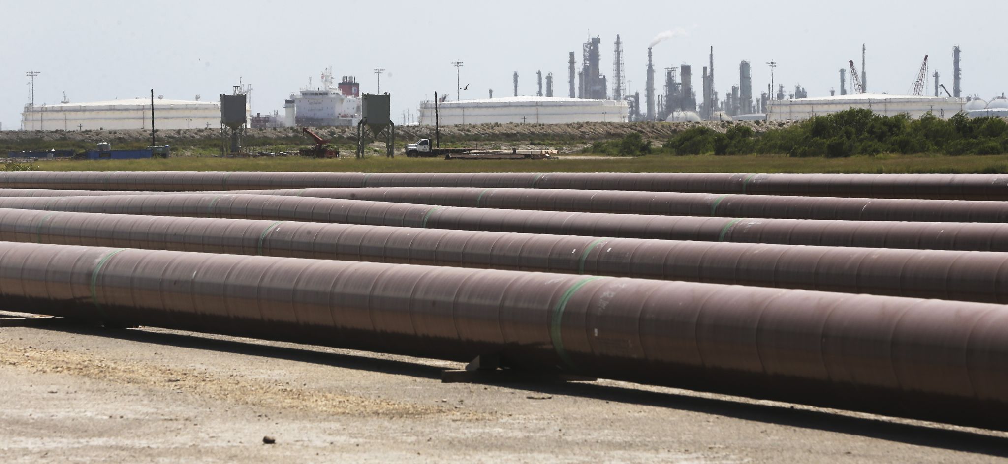 Oil posts biggest weekly gain since July on U.S. fed reassurance