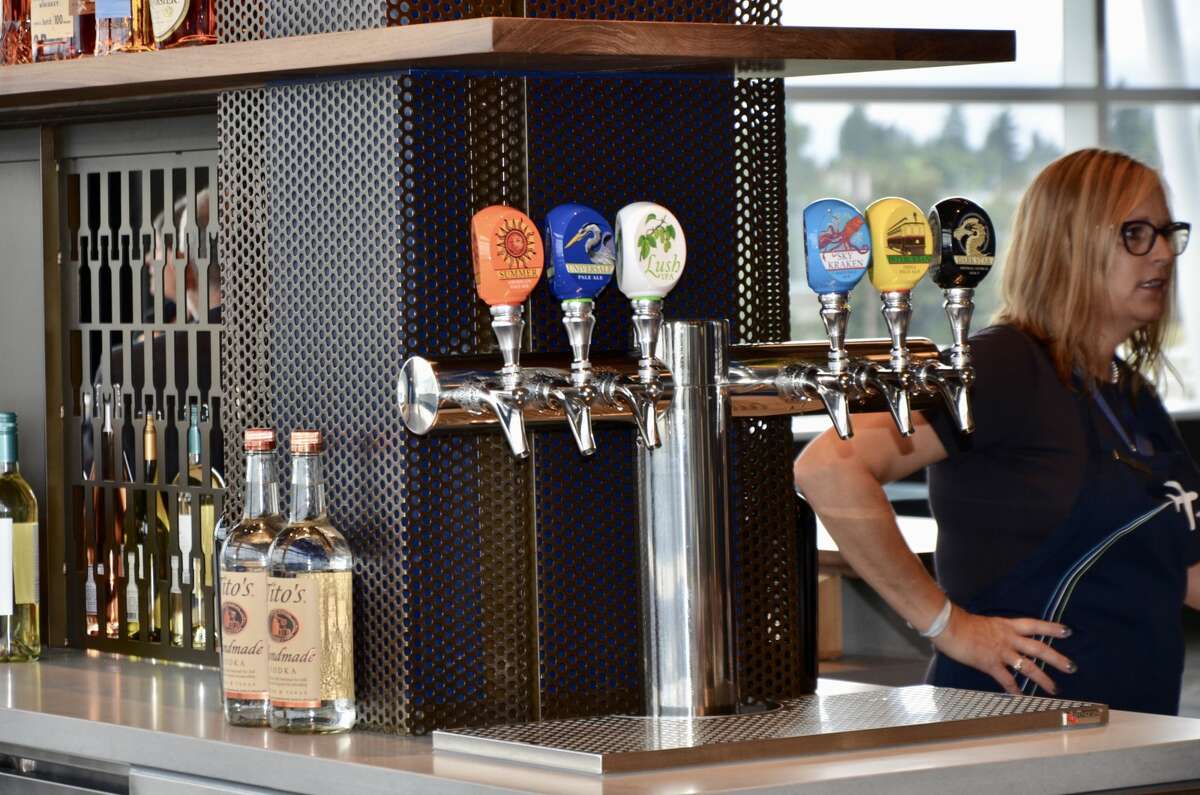 Alaska Airlines' largest lounge opens in Seattle [PHOTOS]