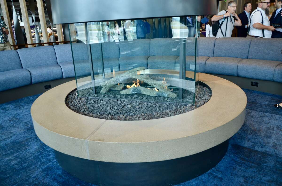 Alaska Airlines' largest lounge opens in Seattle [PHOTOS]