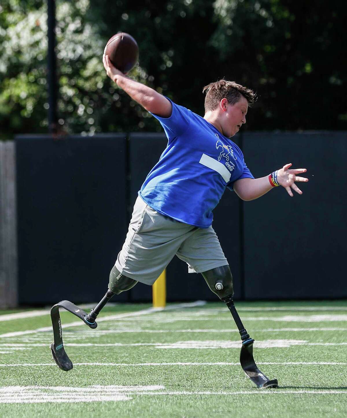 Fazed by nothing, 14-year-old QB plays with prosthetic legs