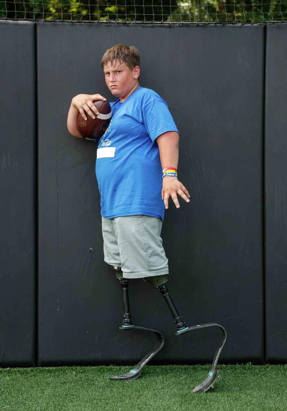 Fazed by nothing, 14-year-old QB plays with prosthetic legs