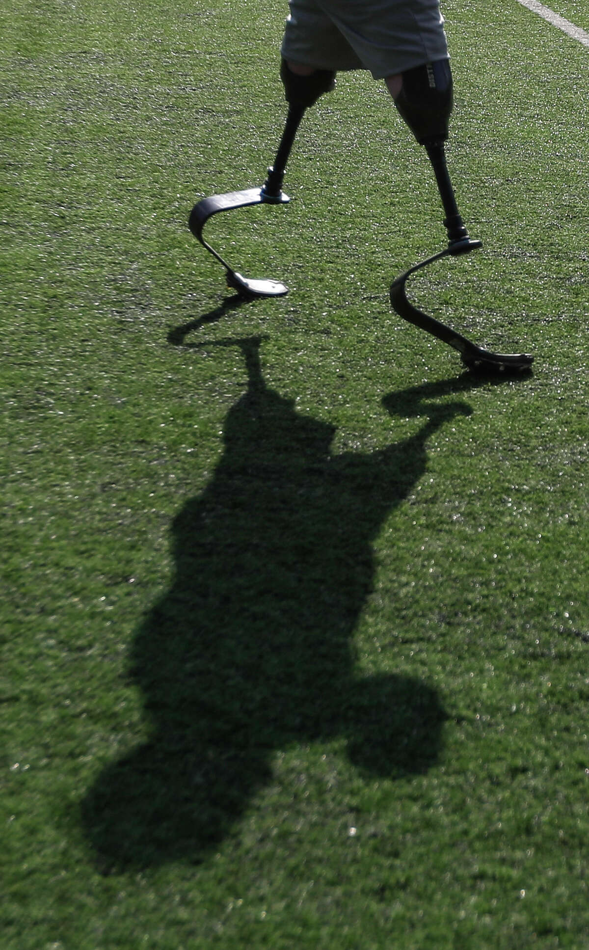 Fazed by nothing, 14-year-old QB plays with prosthetic legs