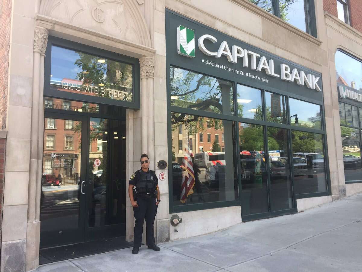 Albany police investigating bank robbery
