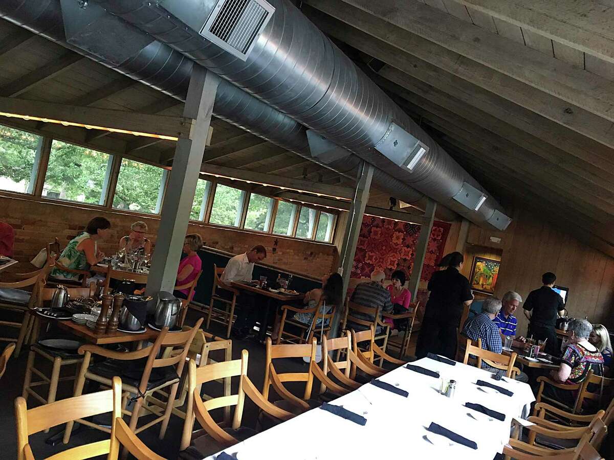 Review: Cappy’s keeps its groove as Alamo Heights’ go-to restaurant