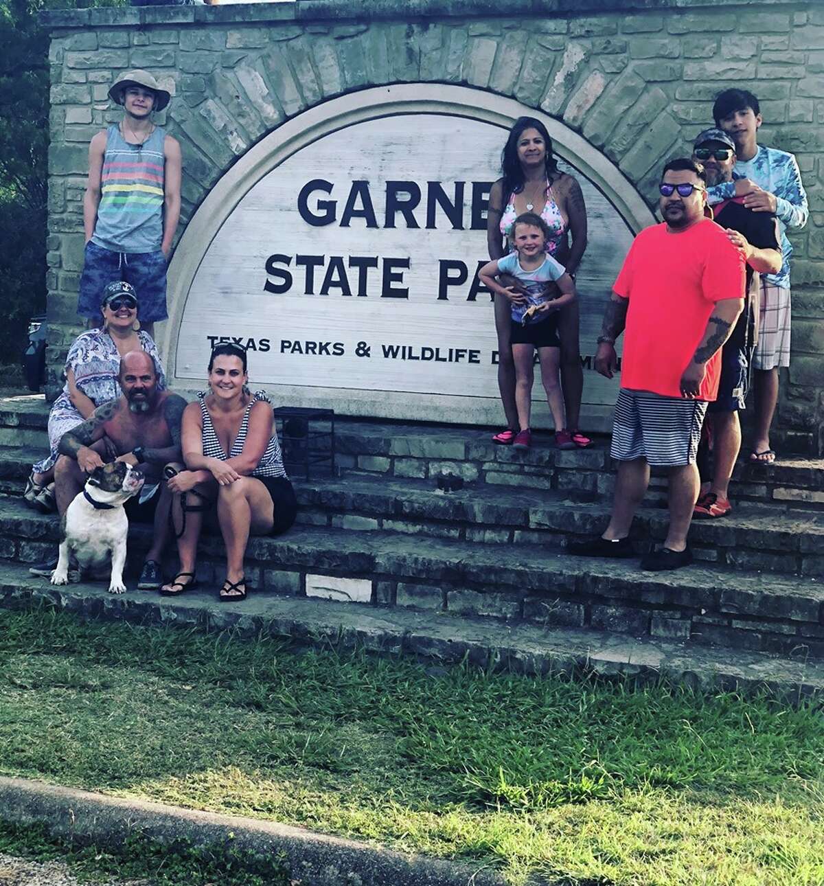 Family portrait at Texas state park tarnished when photobombed by woman ...