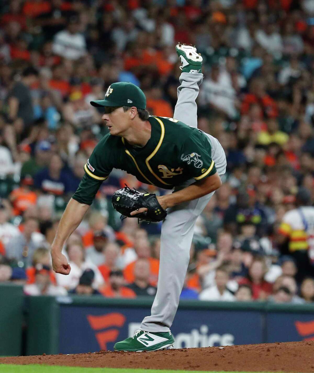Astros give dominating performance in win over A's