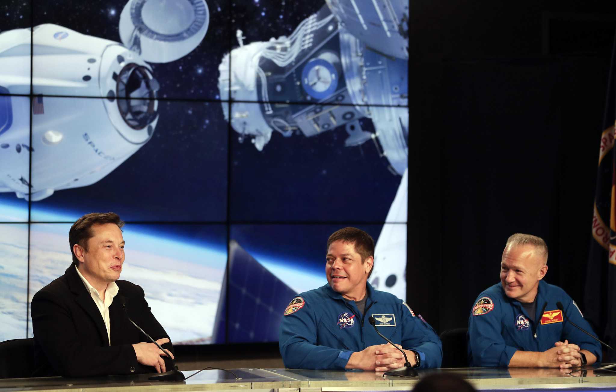 Musk unveils SpaceX rocket designed to get to Mars and back Musk unveils SpaceX rocket designed to get to Mars and back