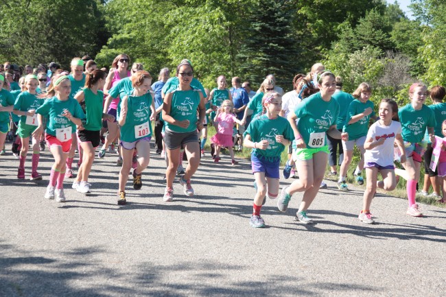 Girls on the Run draws hundreds to Northend Riverside Park