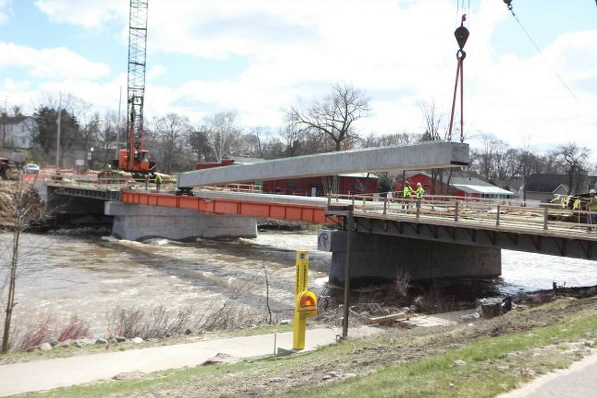 Baldwin Street Bridge receives box beams